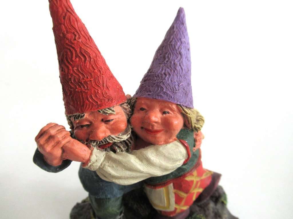Dancing gnome couple Rien Poortvliet gnome firgurine. Classic Gnomes s ...