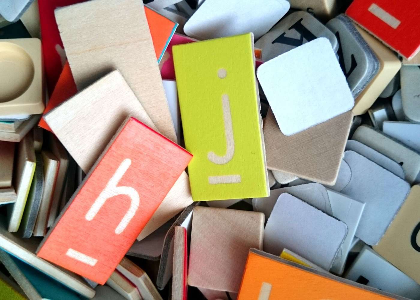 300+ pcs mixed letter tiles, lot letter mix, game pieces. Assortment s ...